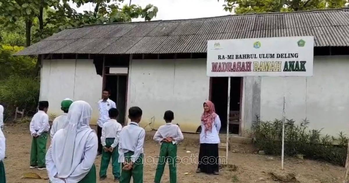 Prihatin, 48 Siswa RA-MI Bahrul Ulum Deling Sekar Belajar di Sekolah ...